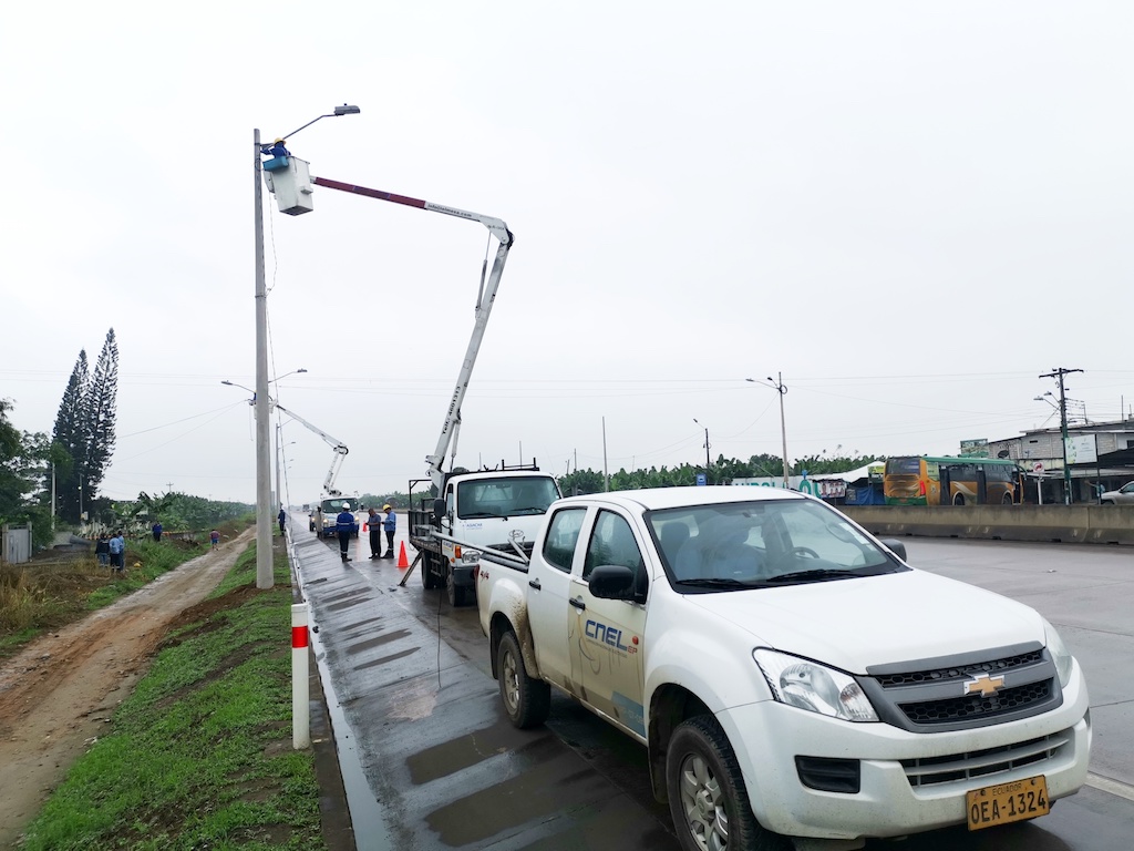 Sectores en la vía Machala - Santa Rosa con nuevas luminarias - CNEL EP