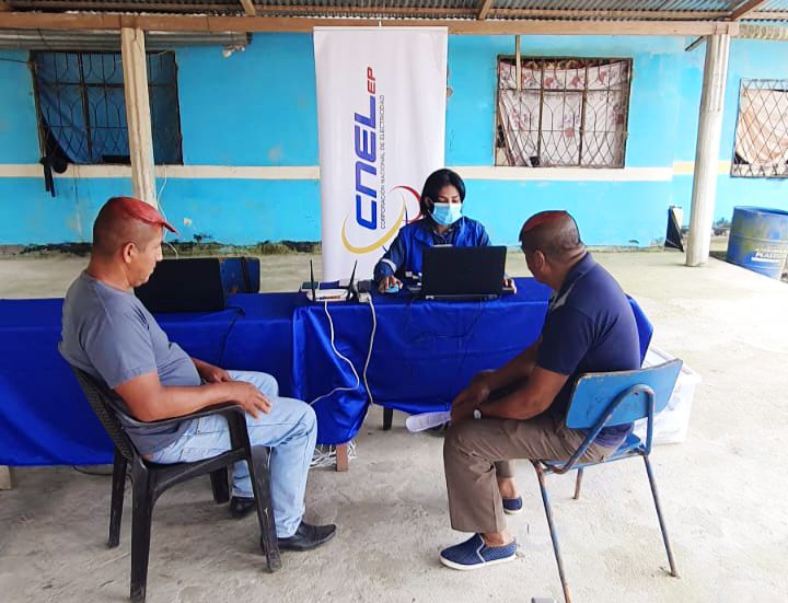 Agencia móvil visita comuna Tsáchila Chigûilpe - CNEL EP