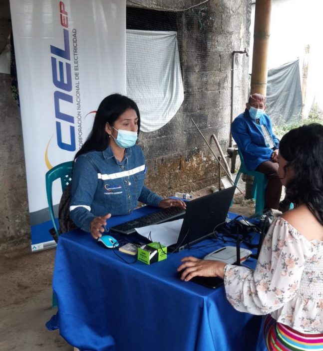 Agencia móvil visita comuna Tsáchila Chigûilpe - CNEL EP