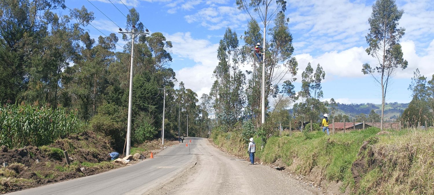 CNEL EP entregó obras FERUM BID en el cantón Chillanes - CNEL EP