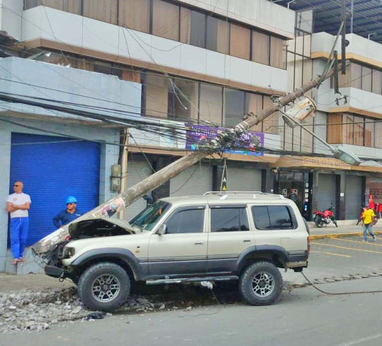 Atendemos poste chocado en la vía Quevedo - CNEL EP